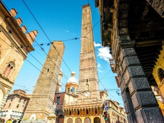 Bologna e i suoi simboli: Piazza Maggiore, le due Torri, i portici, la ...